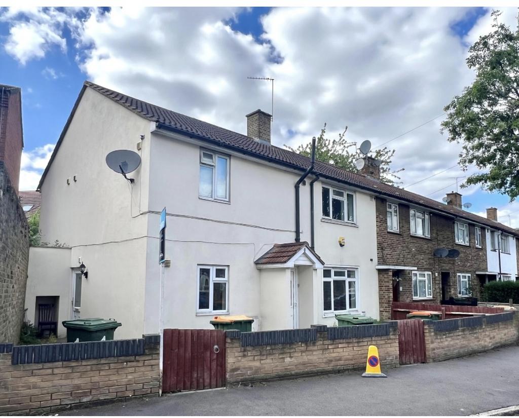 Tarling Road, London E16 2 bed apartment - £1,900 pcm (£438 pw)