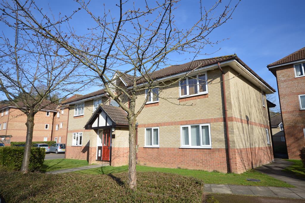 Woodland Grove, Epping, Essex, CM16 1 bed apartment - £1,300 pcm (£300 pw)