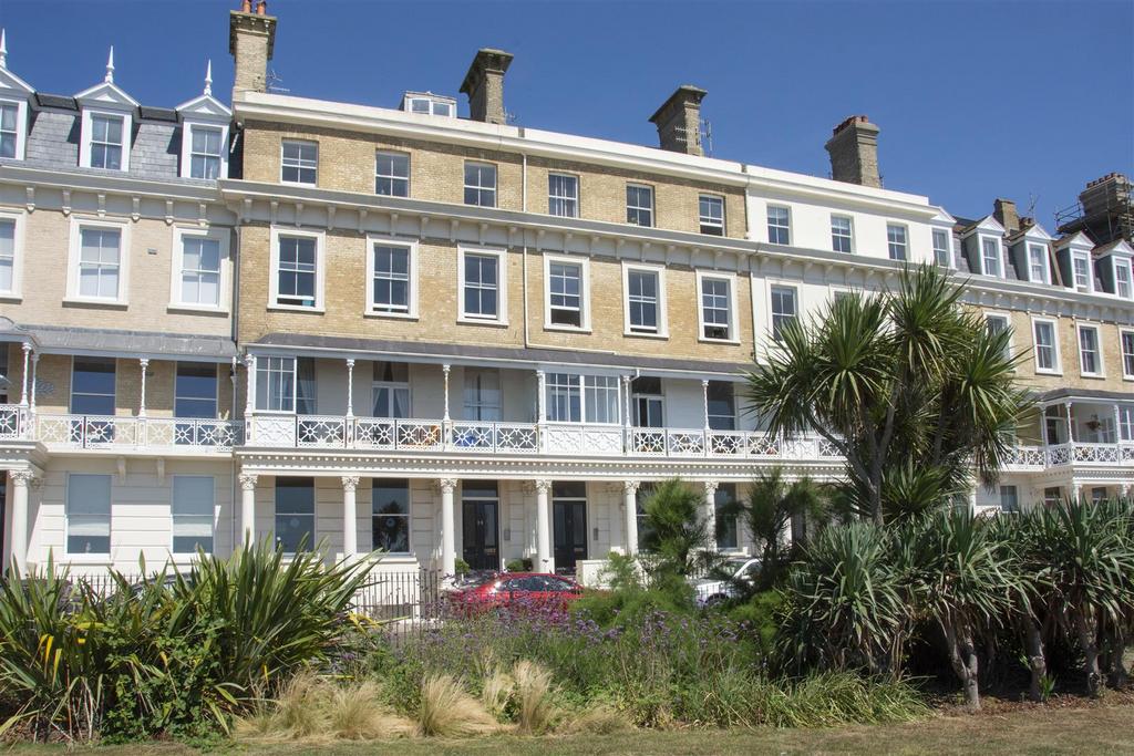 Heene Terrace, Worthing 2 bed flat to rent - £1,400 pcm (£323 pw)