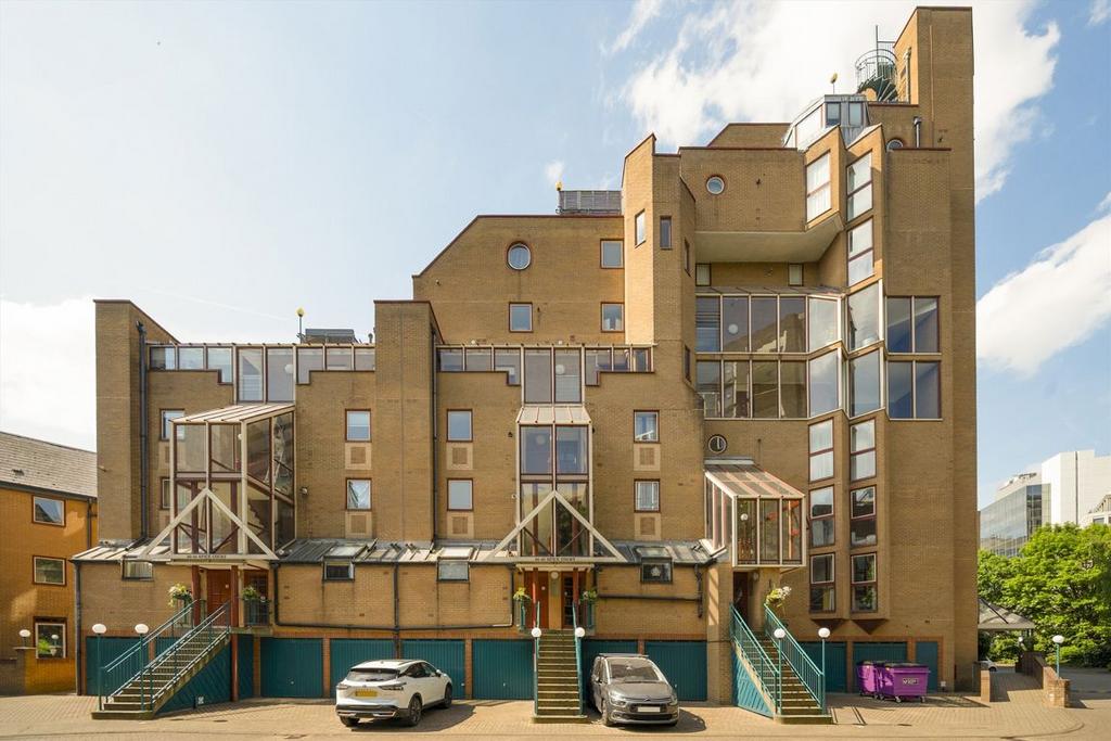 Asher Way, London E1W 2 bed flat to rent - £2,700 pcm (£623 pw)
