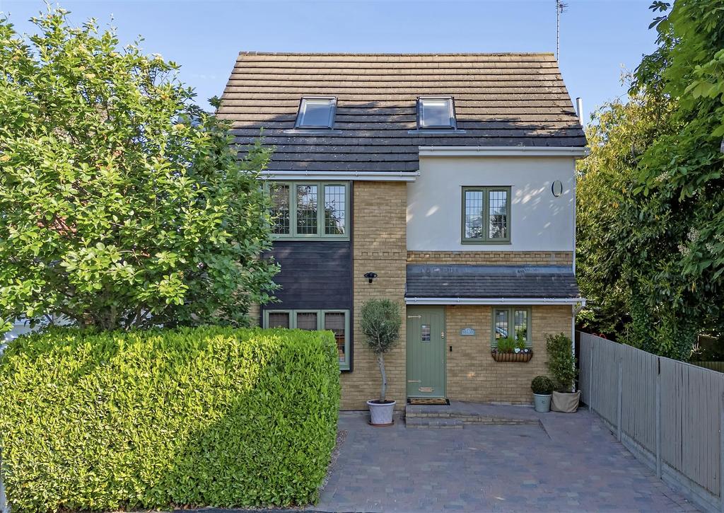 Westbury Lane, Buckhurst Hill IG9 4 bed detached house for sale - £900,000