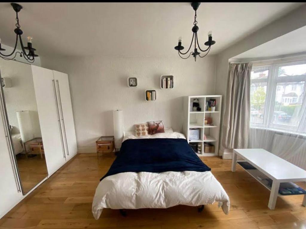 Birchen Grove, London NW9 1 bed in a flat share to rent - £1,100 pcm (£ ...