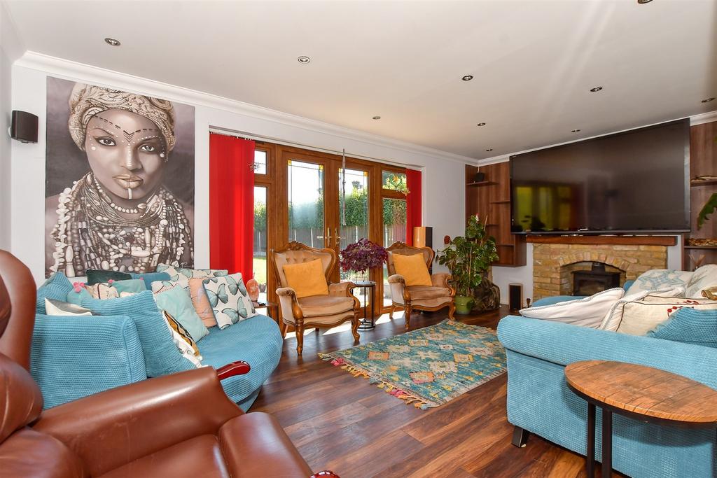 Oak Avenue, Wickford SS11 4 bed chalet - £462,000