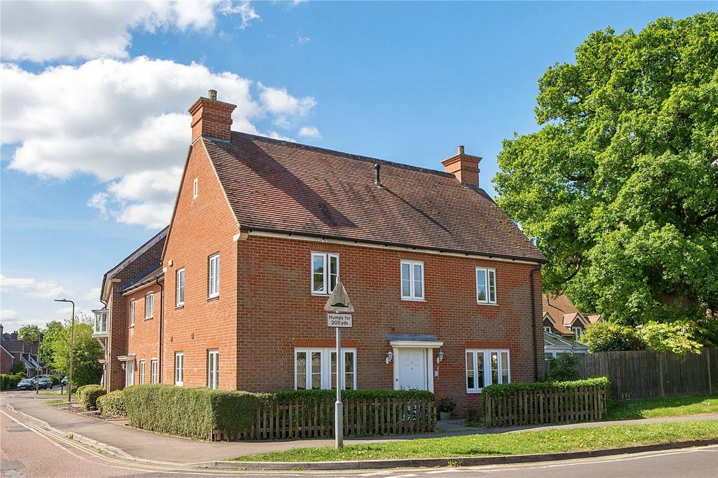 Moggs Mead, Petersfield, Hampshire, GU31 4 bed link detached house for ...