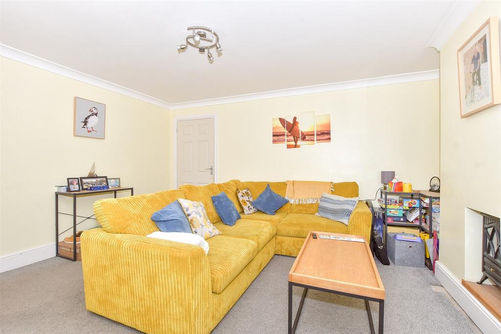 Passfield Walk, Havant PO9 2 bed end of terrace house - £152,500