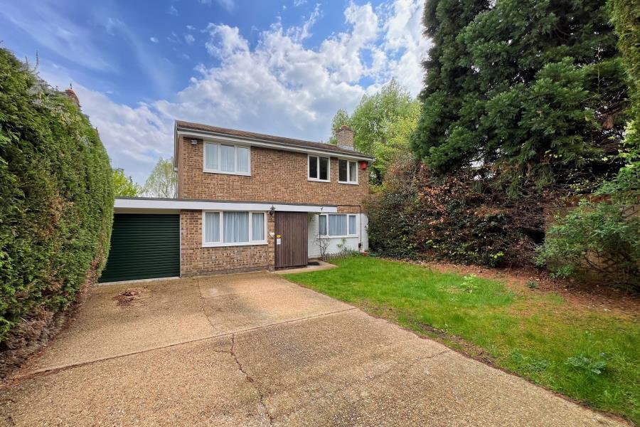Winnington Way, Woking GU21 4 bed detached house - £2,600 pcm (£600 pw)