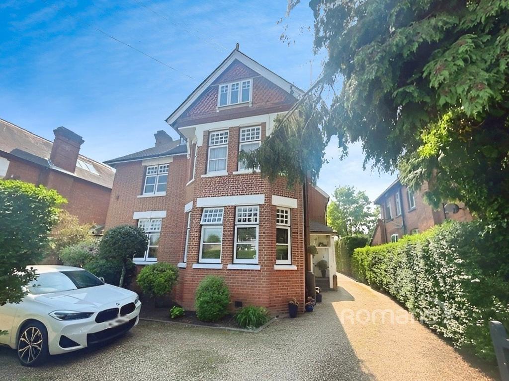 Ray Park Road, Maidenhead, Berkshire... 1 bed flat - £1,100 pcm (£254 pw)