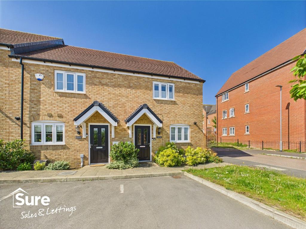 Pipit Walk, Hemel Hempstead... 2 bed end of terrace house - £1,800 pcm (£415 pw)