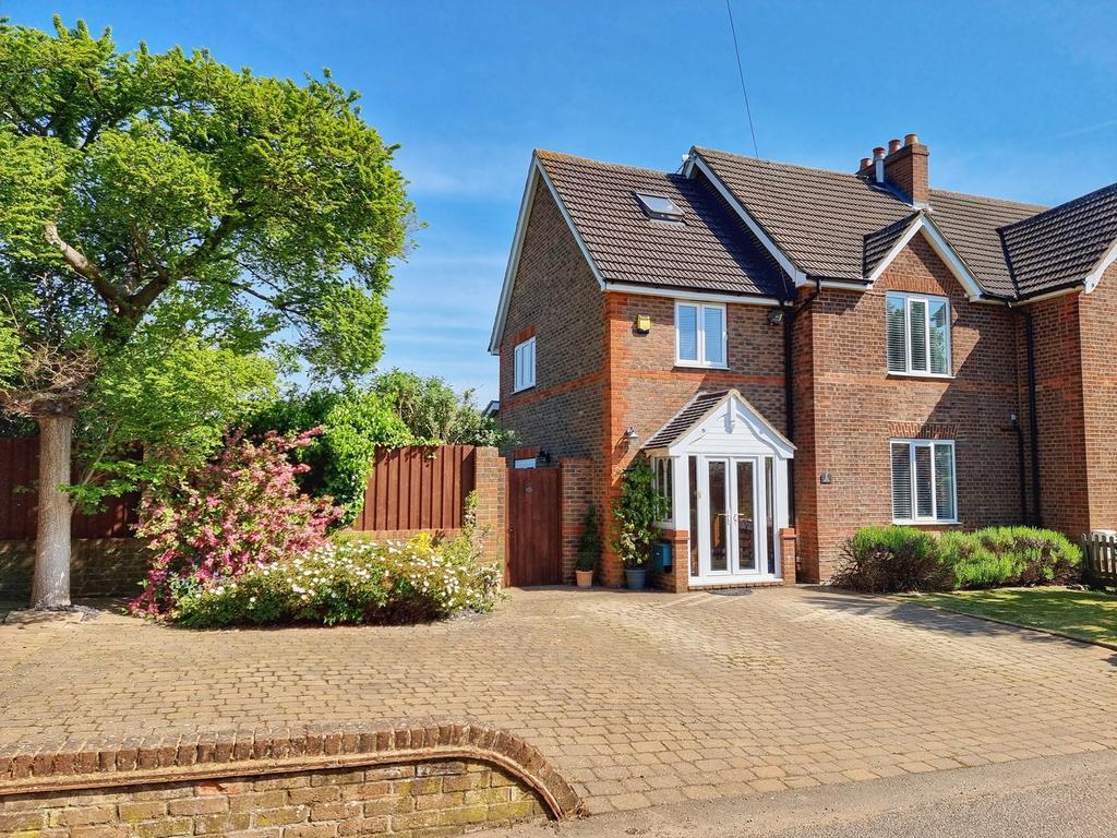 Great Bramingham Lane, Luton, LU3 4 bed end of terrace house for sale ...