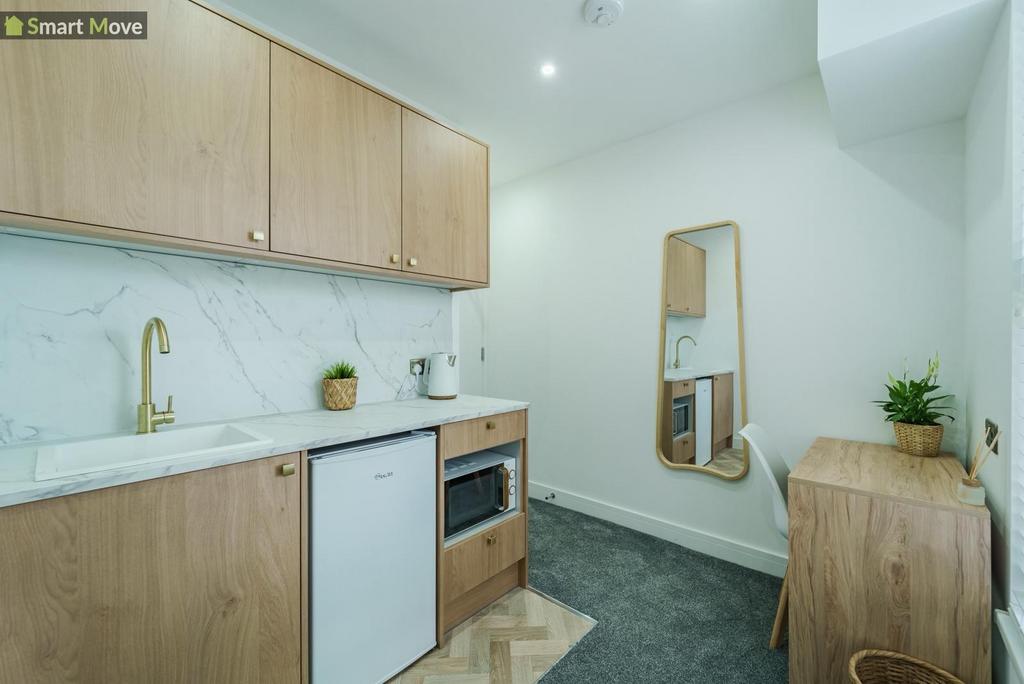 Aldermans Drive, West Town... Studio to rent - £750 pcm (£173 pw)
