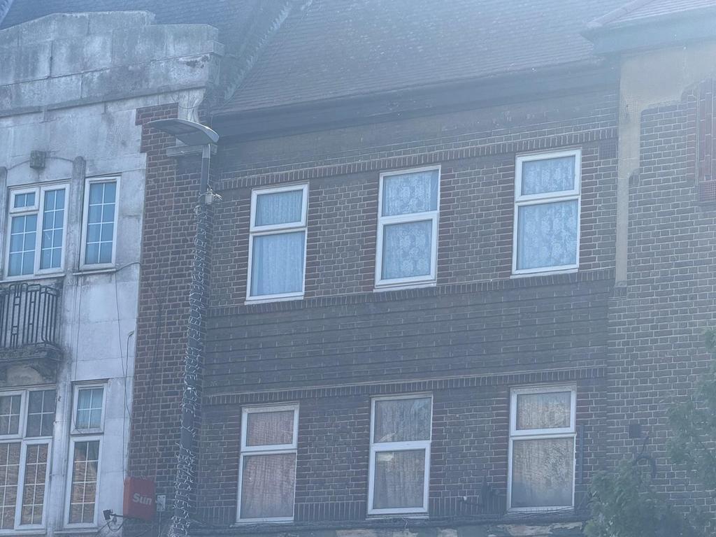 Rayners Lane, Pinner HA5 4 bed flat to rent - £2,795 pcm (£645 pw)