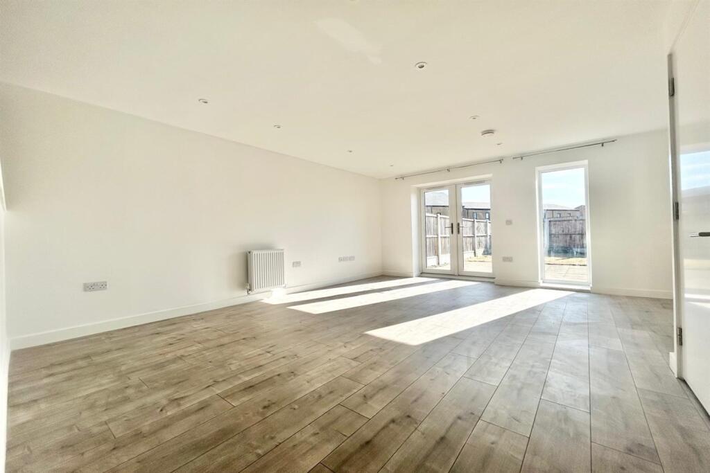 Arnulf Street, London SE6 3 bed detached house - £2,150 pcm (£496 pw)
