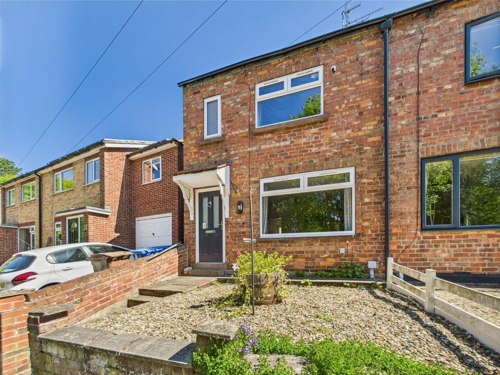 Eastgate North, Driffield, YO25 6EE 2 bed end of terrace house - £165,000