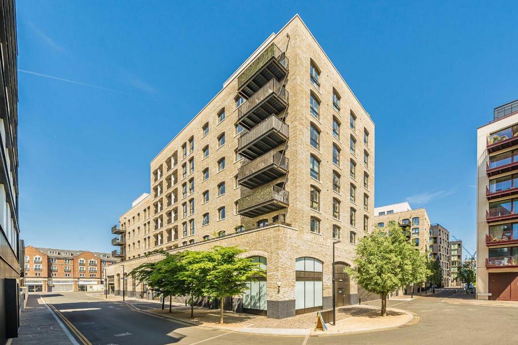 Ronalds Road, Brentford TW8 1 bed flat - £2,249 pcm (£519 pw)