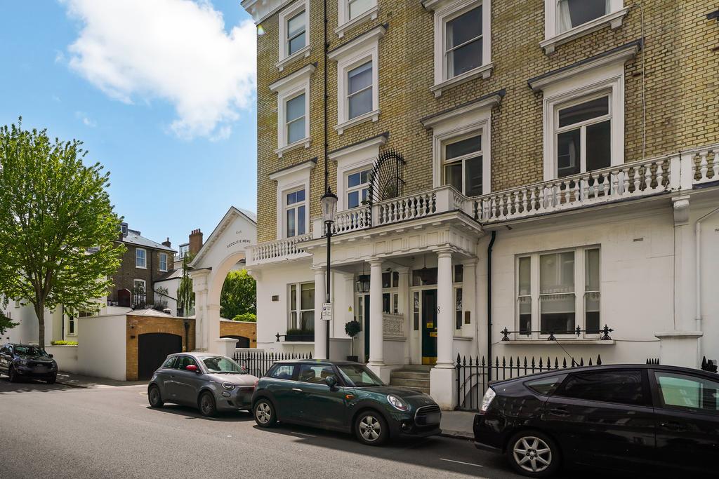 Harcourt Terrace, London SW10 2 bed flat - £3,000 pcm (£692 pw)