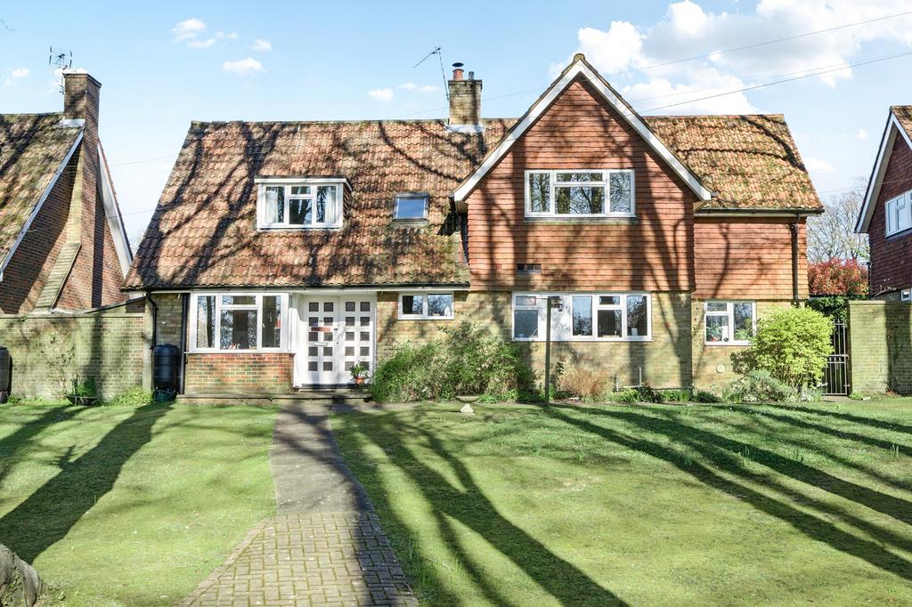 Downs Road, Epsom, Surrey, KT18 4 bed detached house for sale - £950,000
