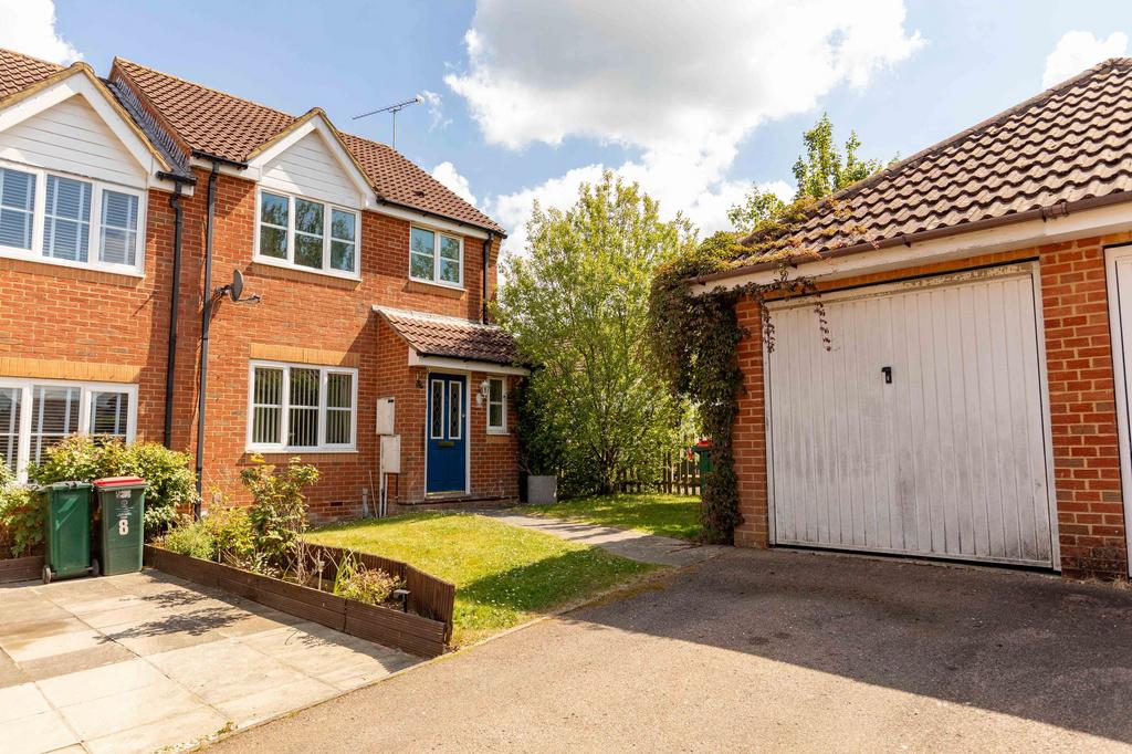 Barber Close, Crawley RH10 3 bed semi-detached house for sale - £400,000