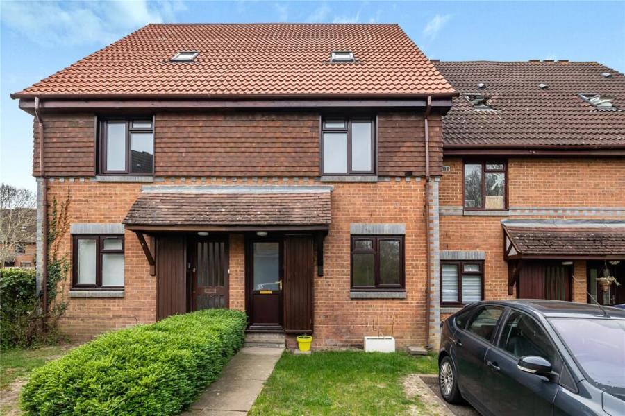 Lawrence Close, Guildford GU4 2 bed maisonette - £1,600 pcm (£369 pw)