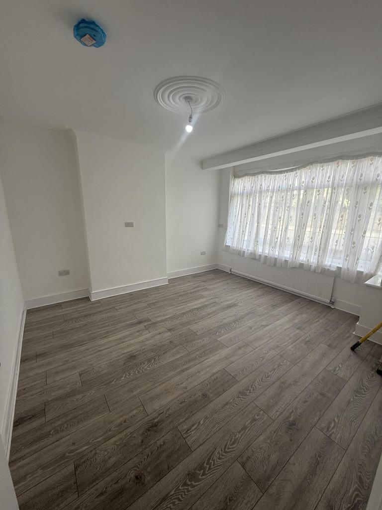 London, N18 3 bed semi-detached house - £2,500 pcm (£577 pw)