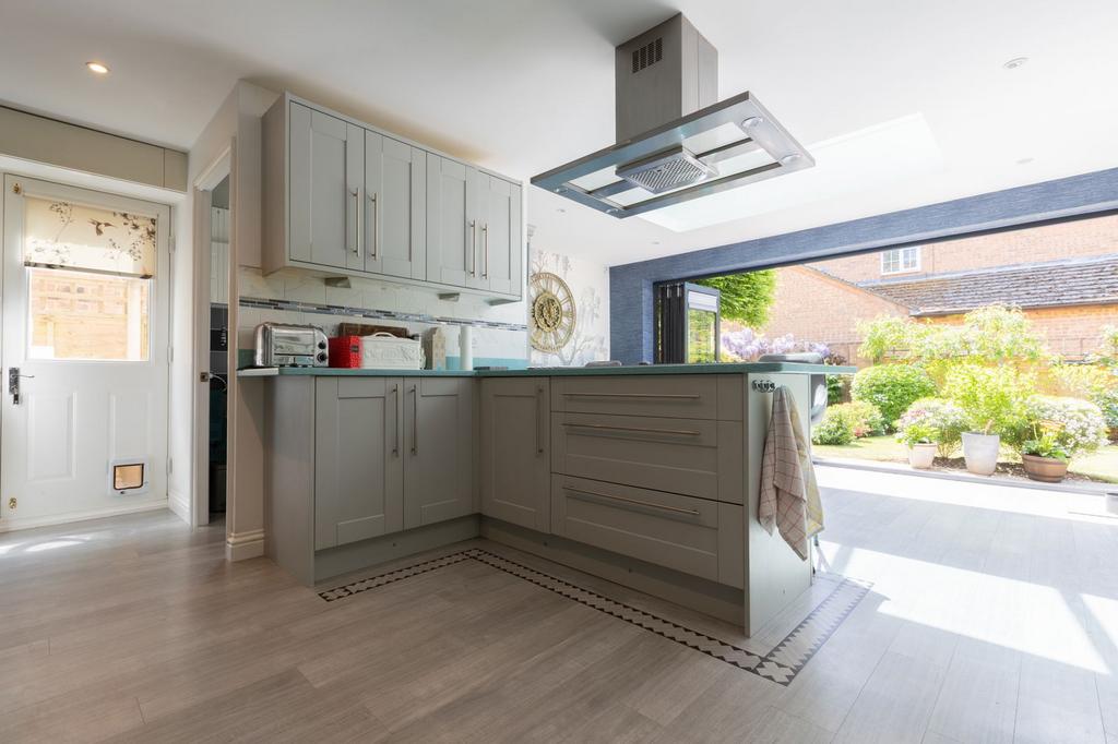Haweswater Close, Bordon GU35 4 bed detached house - £569,950