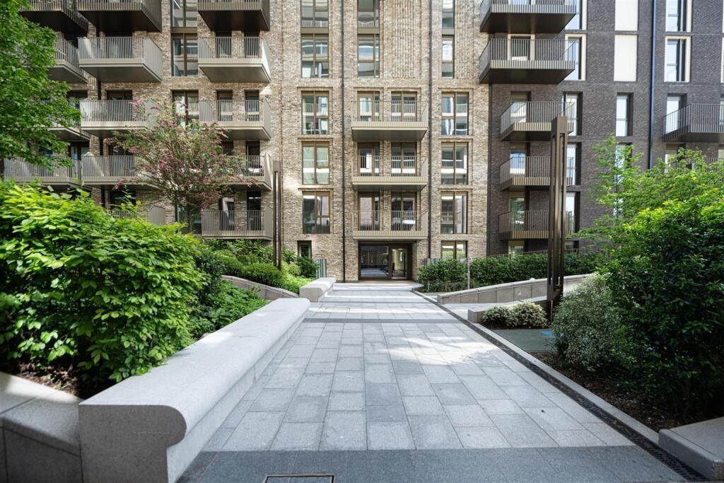 4 Merino Garden, London, E1W 2DS 2 bed flat - £4,000 pcm (£923 pw)