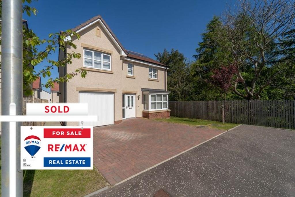East Cairn View, Livingston EH54 4 bed detached house - £360,000
