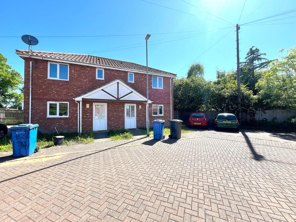 Filby Close, Norwich NR5 3 bed semi-detached house - £1,500 pcm (£346 pw)