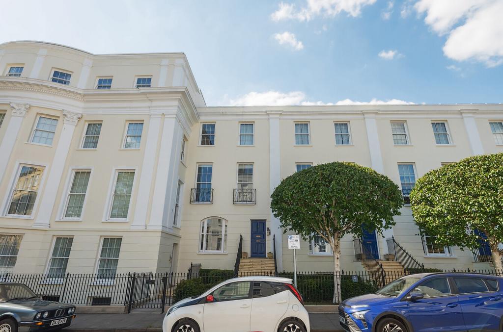 Priory Street, Cheltenham... 2 bed apartment for sale - £330,000