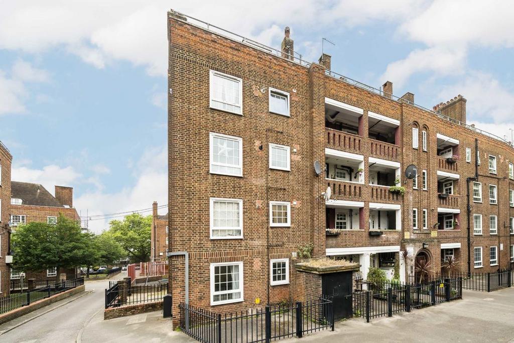 Stockwell Gardens, London SW9 3 bed flat - £2,400 pcm (£554 pw)