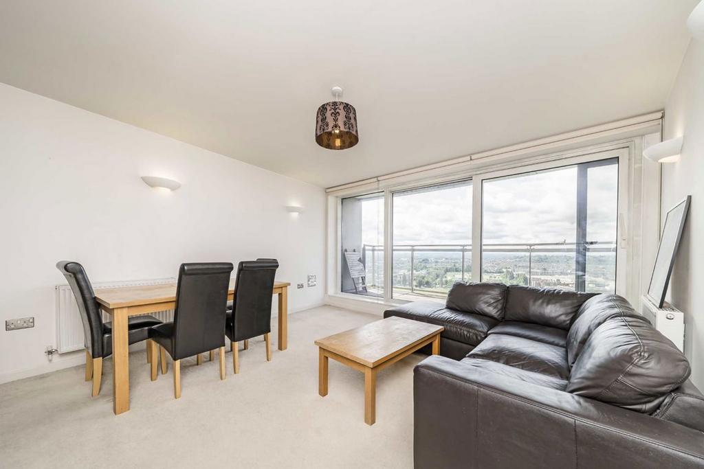 Mapleton Road, London SW18 2 bed flat to rent - £2,450 pcm (£565 pw)