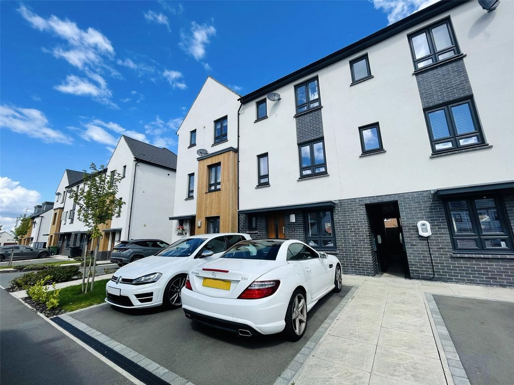 Barrington Way, Leeds LS15 4 bed terraced house to rent - £1,595 pcm (£ ...