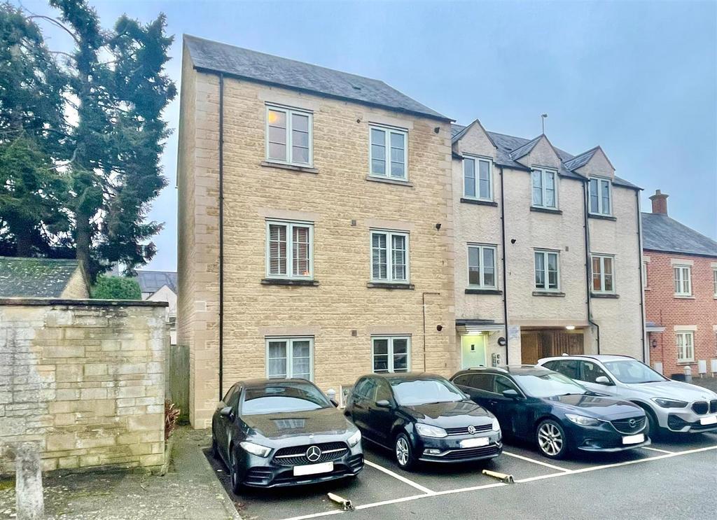 Cirencester centre 2 bed flat - £208,500
