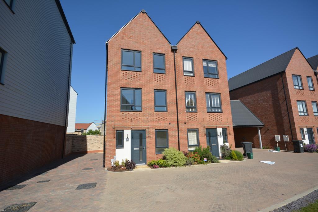 Smith Crescent, Springfield, CM1 4 bed semi-detached house - £2,200 pcm ...