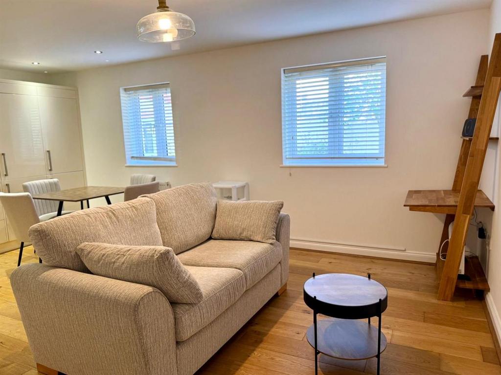 Stables Row, London 1 bed house to rent - £1,700 pcm (£392 pw)
