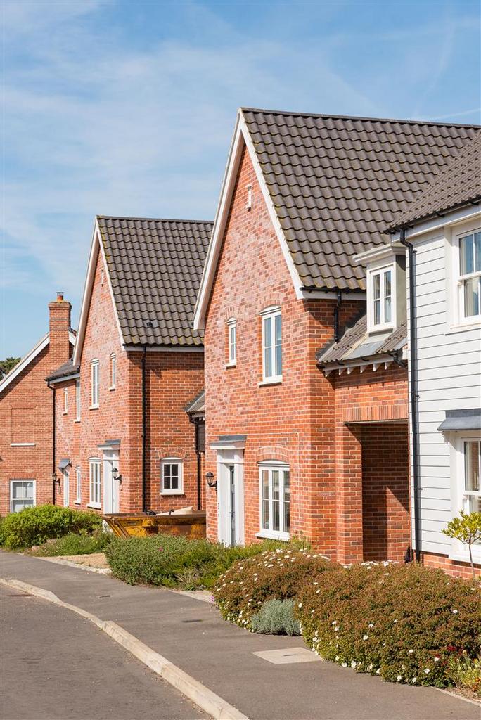Oak Drive, Aldringham IP16 3 bed link detached house - £349,950