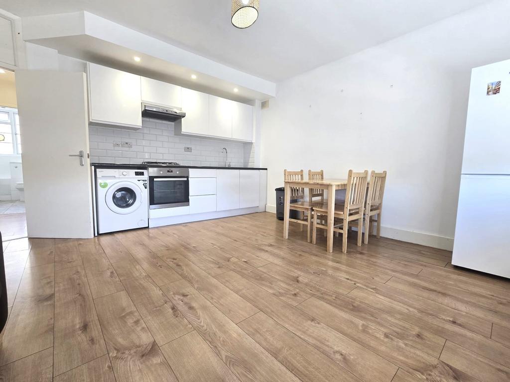 Beaumont Court Upper Clapton Road... 2 bed flat - £2,200 pcm (£508 pw)