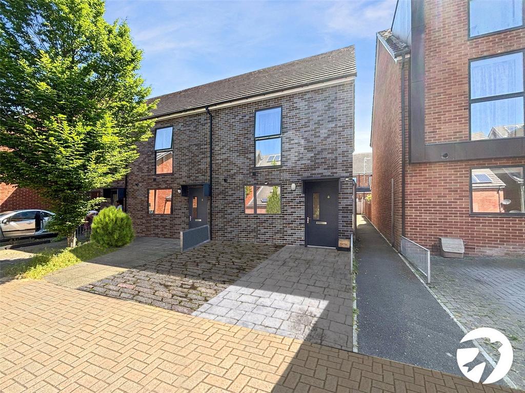 Butler Drive, Erith, DA8 3 bed end of terrace house - £2,250 pcm (£519 pw)