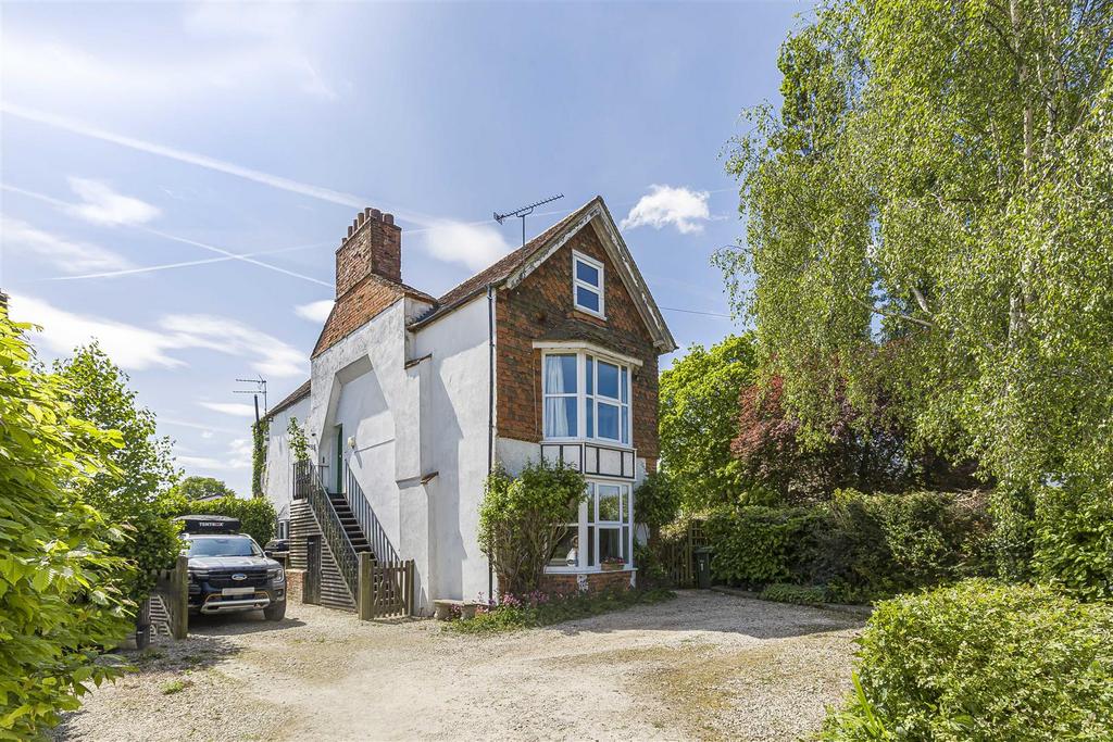 Reading Road, Woodcote, Reading 2 bed flat - £300,000