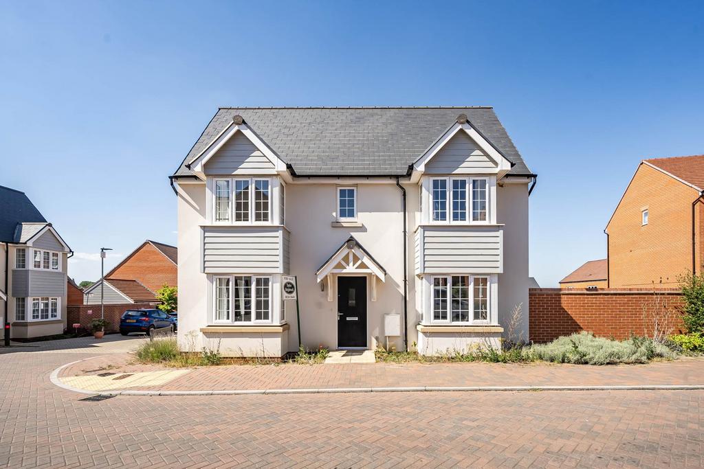 Dragonfly Crescent, Biddenham 3 bed detached house - £380,000