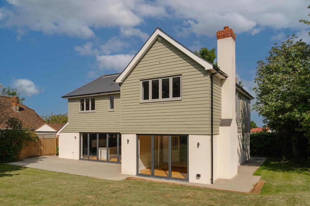Downs Way, Leatherhead KT23 5 bed detached house to rent - £5,000 pcm ...