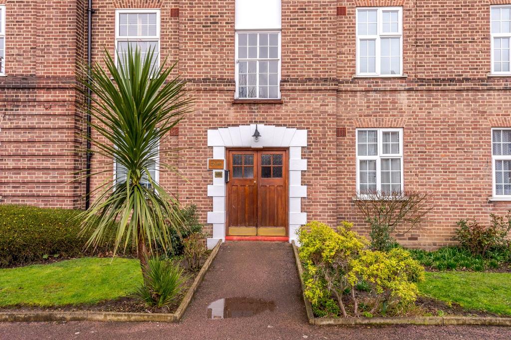 Norbiton Hall, Birkenhead Avenue... 2 bed flat - £1,750 pcm (£404 pw)