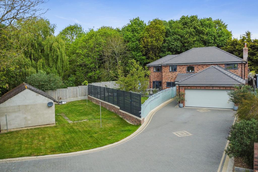 Brook Farm Close, Halstead CO9 5 bed detached house for sale - £850,000