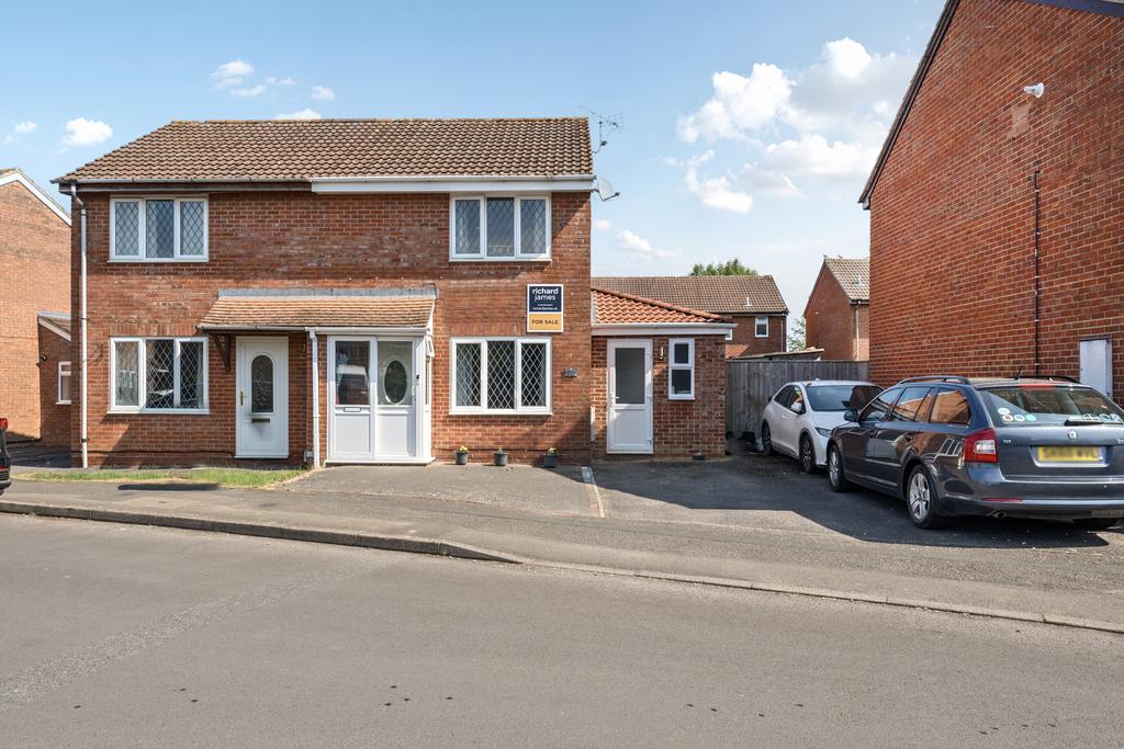 Clary Road, Haydon Wick, Swindon, SN2 2 bed semi-detached house for ...