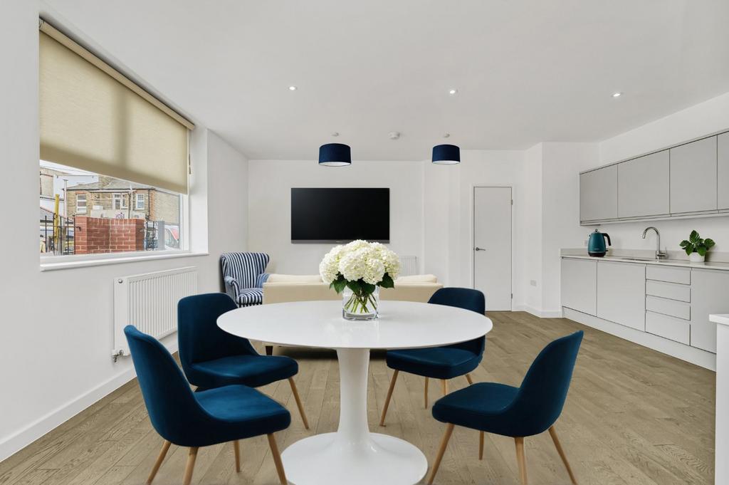 Bellingham Road, London, SE6 3 bed flat - £475,000