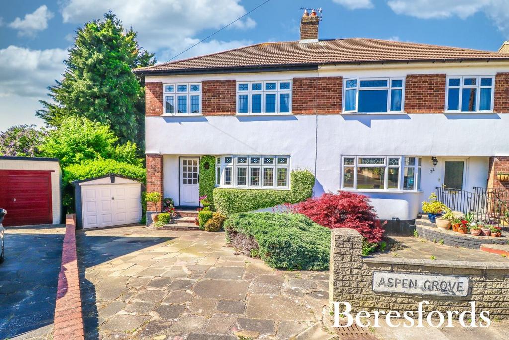 Aspen Grove, Upminster, RM14 3 bed semi-detached house - £625,000