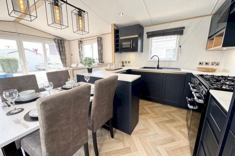 Solent Breezes Holiday Park... 2 bed static caravan - £124,995