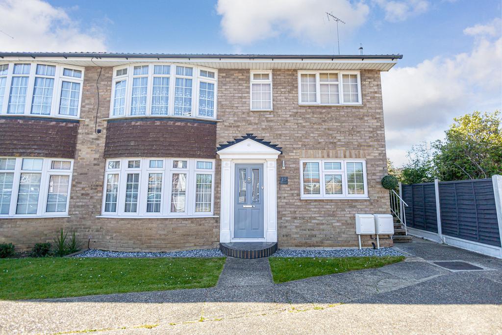 Muirway, Benfleet, SS7 2 bed maisonette for sale - £275,000