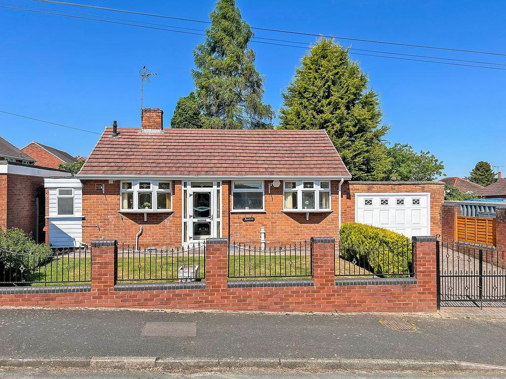 Oakfield Road, Codsall, WV8 2 bed detached bungalow for sale - £250,000