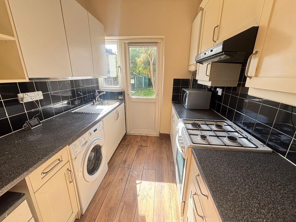Whalebone Lane North, Romford 4 bed flat to rent - £2,400 pcm (£554 pw)