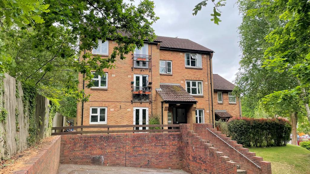 Woking GU22 1 bed flat to rent - £1,150 pcm (£265 pw)